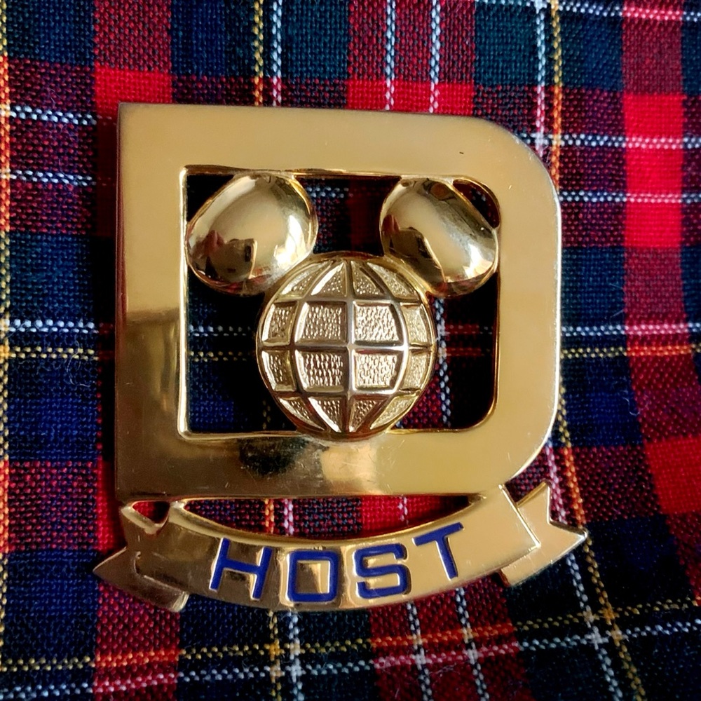 Walt Disney Attractions Guest Relations Host Official… - Gem